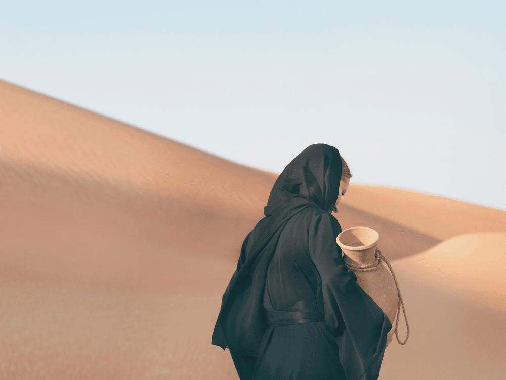 Exploring the Essence of Traditional Emirati Women's Clothing